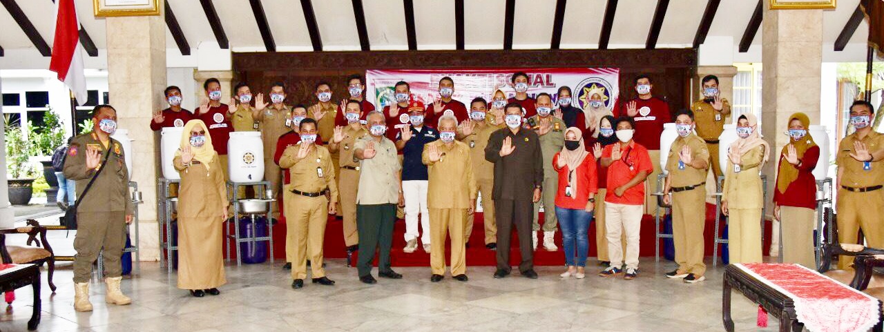 DPK IKAPTK Kabupaten Malang membagikan ribuan masker dan handsanitizer ...