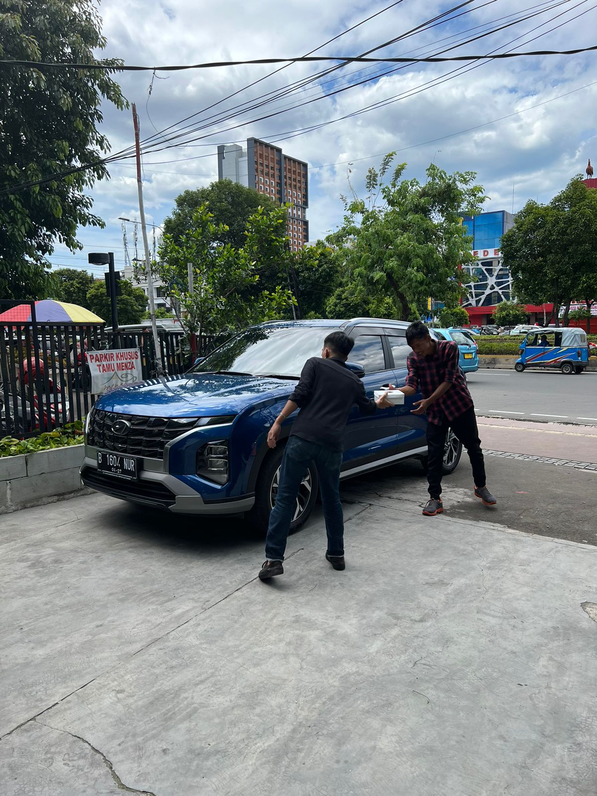 Peringati sumpah pemuda, DPN IKAPTK bagi-bagi makan siang gratis – IKAPTK
