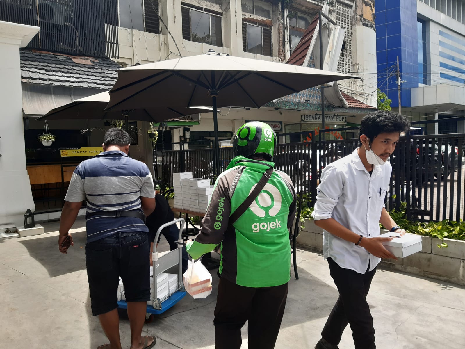 Peringati sumpah pemuda, DPN IKAPTK bagi-bagi makan siang gratis – IKAPTK